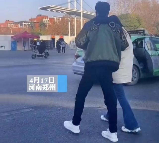 爸爸把女兒送到學校,意外發現女兒被一個男生接走後傷心地抹眼淚 伊人小築