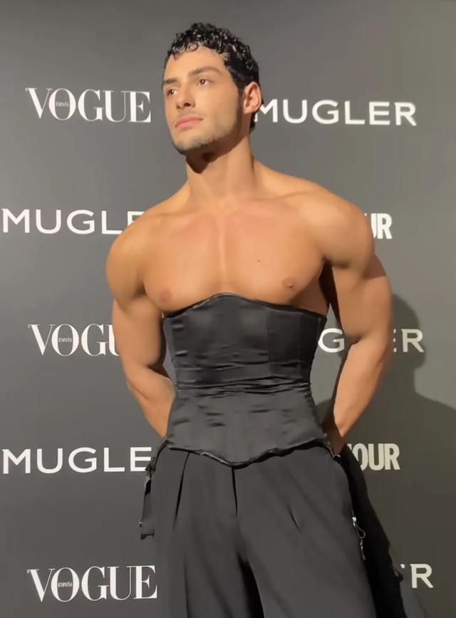 網紅男模特萊昂納多·漢娜·阿茲拉克，大膽造型成功引起關注 - 伊人小築